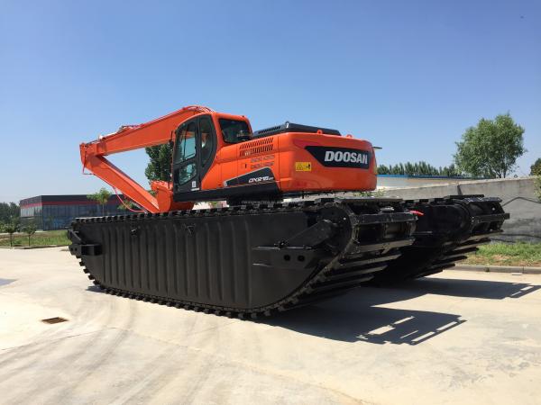 Quality Hydraulic Multi Function Amphibious Dredger With Sealed Box Shaped Track Shoe for sale