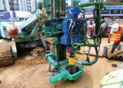 Cina Impianto di perforazione idraulico della perforazione a rotazione dell'impianto di perforazione di trapano del cingolo 2200rpm 110KW in vendita