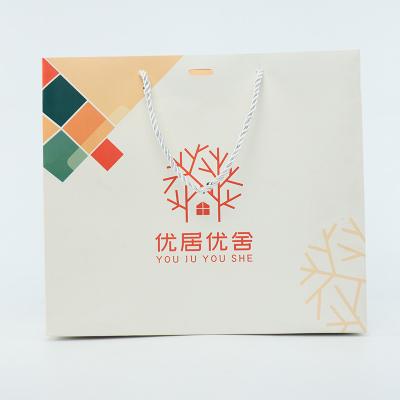 Cina L'acquisto del boutique copre Logo Paper Bag Printed White su ordinazione con la maniglia del nastro in vendita