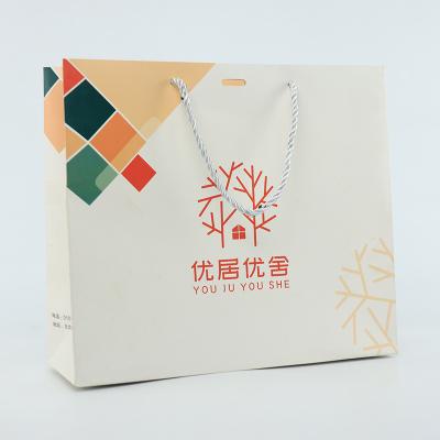 Cina L'acquisto del boutique copre Logo Paper Bag Printed White su ordinazione con la maniglia del nastro in vendita