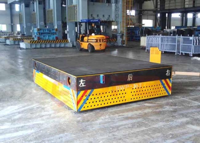 rimorchi industriali del manzo sulle rotaie d'acciaio