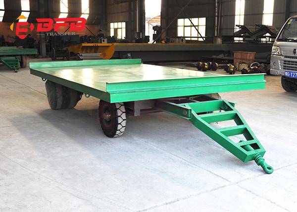 Il rimorchio del carrello elevatore non alimenta i rimorchi d'acciaio a base piatta della bobina sul pavimento del cemento