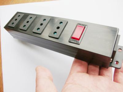 중국 이탈리아/칠레 4 출구 Mountable 유럽의 힘 지구 막대기 스위치와 연결관 IEC 320 떨어져에 서지 보호 장치를 가진/마개 판매용