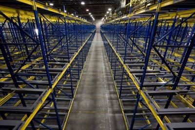 China Multi Level Push Back Pallet Rack System With Steel Movable Trolley for sale