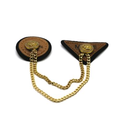 Cina Toppe di cuoio su ordinazione del triangolo per i rivestimenti con la Catena d'attaccatura 5cm×3.5cm del metallo in vendita