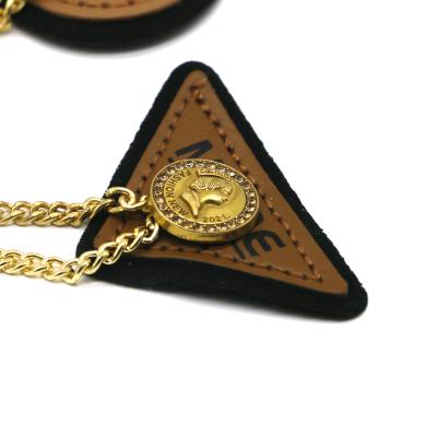 Cina Toppe di cuoio su ordinazione del triangolo per i rivestimenti con la Catena d'attaccatura 5cm×3.5cm del metallo in vendita