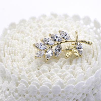 Cina Il risvolto a forma di foglia Pin Hollow Gold Color Diamond del collare ha intarsiato in vendita