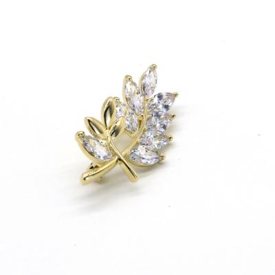 Cina Il risvolto a forma di foglia Pin Hollow Gold Color Diamond del collare ha intarsiato in vendita
