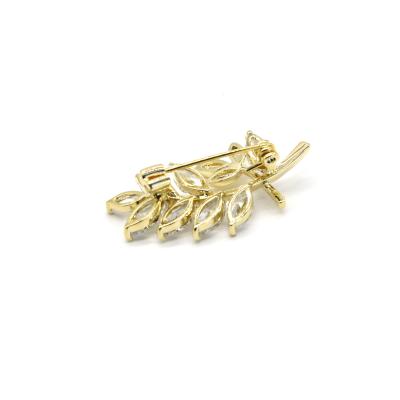 Cina Il risvolto a forma di foglia Pin Hollow Gold Color Diamond del collare ha intarsiato in vendita