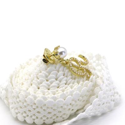 Cina OEM d'argento di colore di Pin Claw Inlaid Pearl Gold del risvolto del collare della lega in vendita