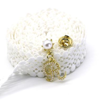 Cina OEM d'argento di colore di Pin Claw Inlaid Pearl Gold del risvolto del collare della lega in vendita