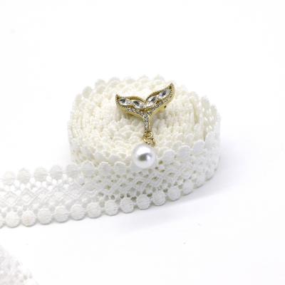 Cina La fibula Pin Inlaid Shiny Diamond For di Fox dell'oro copre l'altezza di lunghezza 3.5cm di 2.5cm in vendita