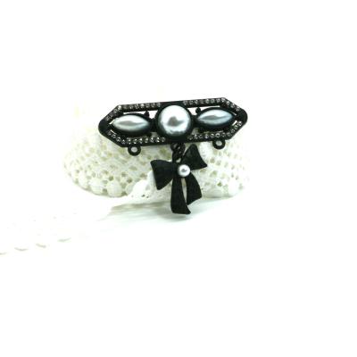 Cina Black Fashion Brooch Pin Bow Shape Alloy Copper Silvery Material in vendita