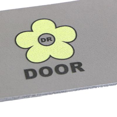 Cina OEM Gray Leather Patch For Jeans che stampa il modello di fiore 7cm×5cm in vendita