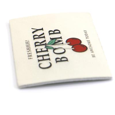 Cina Stampando la toppa di cuoio bianca per il cappello dei jeans copre l'OEM di dimensione di 6.5cm×4.5cm in vendita