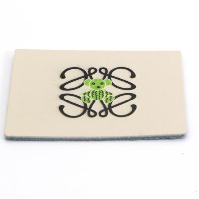 Cina Stampando la toppa di cuoio bianca per il cappello dei jeans copre l'OEM di dimensione di 6.5cm×4.5cm in vendita