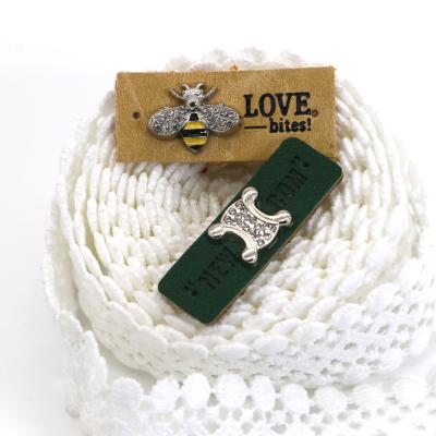 Cina Toppa di cuoio su ordinazione delle lettere della pressa a caldo con il diamante intarsiato 4cm×1cm in vendita
