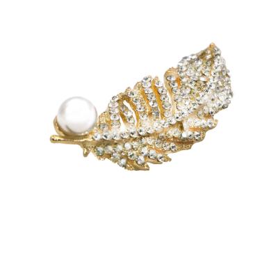 Cina Pin della fibula della foglia di oro per le donne Diamond Inlaid Alloy Copper Material in vendita