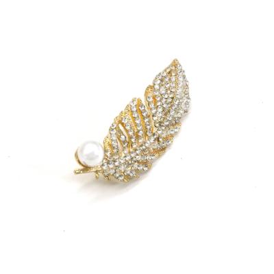 Cina Pin della fibula della foglia di oro per le donne Diamond Inlaid Alloy Copper Material in vendita
