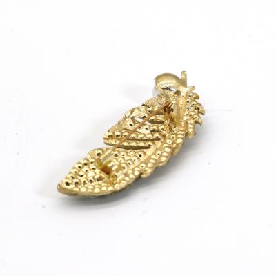 Cina Pin della fibula della foglia di oro per le donne Diamond Inlaid Alloy Copper Material in vendita