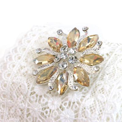Cina ODM dell'OEM rotondo fuori scavato di Flora Ornament Shape For Women del perno della fibula in vendita