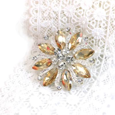 Cina ODM dell'OEM rotondo fuori scavato di Flora Ornament Shape For Women del perno della fibula in vendita