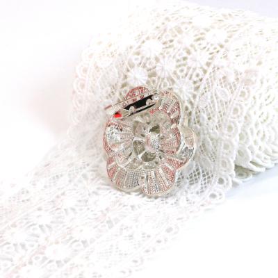 Cina Dimensione girante del diamante 3.8cm di Pin Silver Color With Shiny della fibula di modo del fiore 3D in vendita