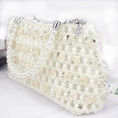 Cina ODM dell'OEM tessuto a mano di forma di Rosa dell'oro di 6mm della pochette bianca della perla in vendita