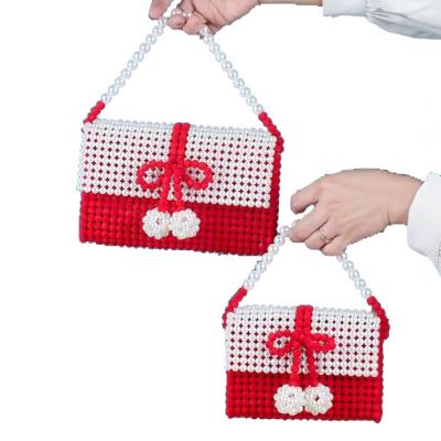Cina Polso in rilievo rosso del fiore della borsa della perla della frizione tessuto a mano con il ODM dell'OEM bianco del cappuccio in vendita