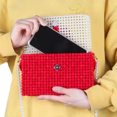 Cina Polso in rilievo rosso del fiore della borsa della perla della frizione tessuto a mano con il ODM dell'OEM bianco del cappuccio in vendita