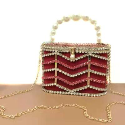 Cina ODM dell'OEM del diamante intarsiato tessuto rosso piano delle borse di mano della perla di forma del secchio in vendita
