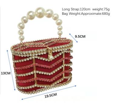 Cina ODM dell'OEM del diamante intarsiato tessuto rosso piano delle borse di mano della perla di forma del secchio in vendita
