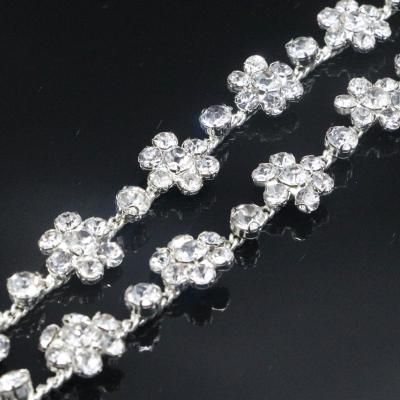 Cina Forma placcata di rame d'argento di Diamond Rhinestone Necklace Welded Flower in vendita