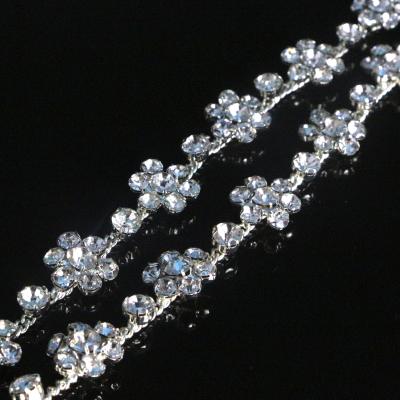Cina Forma placcata di rame d'argento di Diamond Rhinestone Necklace Welded Flower in vendita