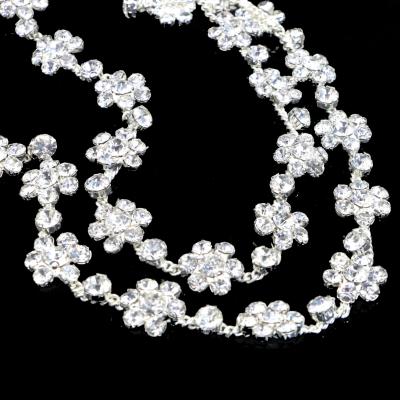 Cina Forma placcata di rame d'argento di Diamond Rhinestone Necklace Welded Flower in vendita