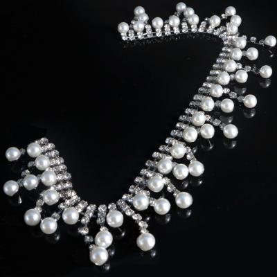 Cina Il materiale d'argento del rame della collana del cristallo di rocca e della perla ha intarsiato l'OEM brillante dei diamanti in vendita