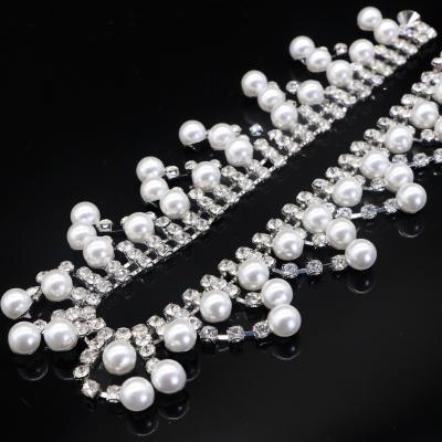 Cina Il materiale d'argento del rame della collana del cristallo di rocca e della perla ha intarsiato l'OEM brillante dei diamanti in vendita