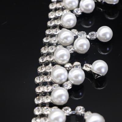 Cina Il materiale d'argento del rame della collana del cristallo di rocca e della perla ha intarsiato l'OEM brillante dei diamanti in vendita