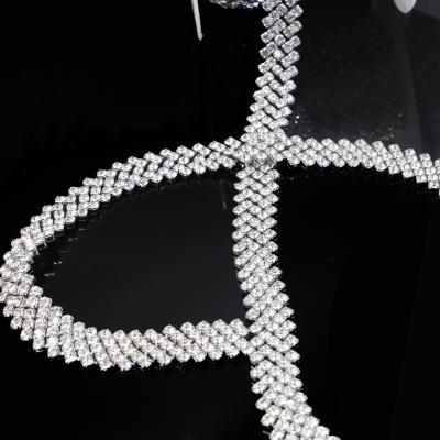 Cina l'ampio materiale d'argento del rame della collana del cristallo di rocca di 1.5cm per le donne copre il ODM in vendita
