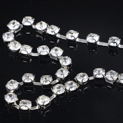 Cina La perla e la collana di rame del cristallo di rocca hanno intarsiato l'OEM rotondo del diamante di 5.89MM in vendita