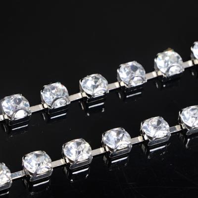 Cina La perla e la collana di rame del cristallo di rocca hanno intarsiato l'OEM rotondo del diamante di 5.89MM in vendita