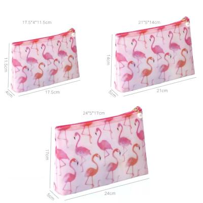 Cina Borsa cosmetica glassata del PVC, borsa di trucco del triangolo che stampa il modello rosso del fumetto in vendita