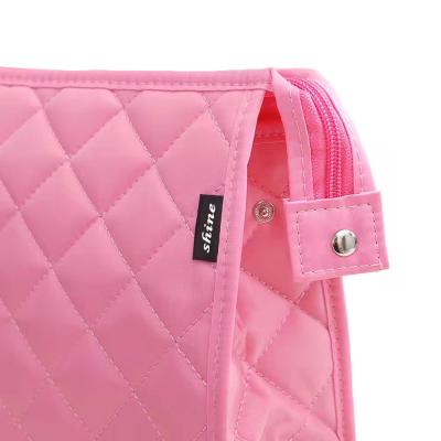 Cina Borsa di Diamond Stitch Pattern Zipper Cosmetic per il viaggio 19cm×12cm×6cm in vendita