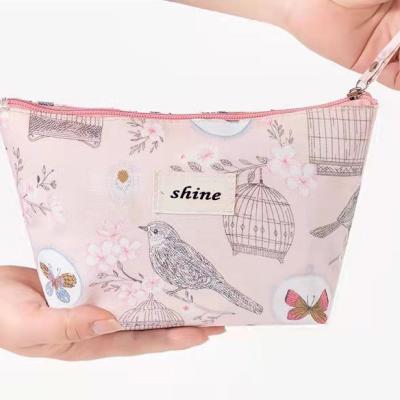 Cina ODM dell'OEM molle stampato rosa del materiale del tessuto della tela del modello animale cosmetico della borsa della chiusura lampo in vendita