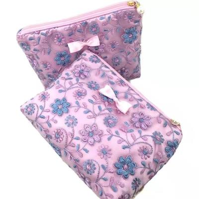 Cina OEM porpora del ricamo del panno del pizzo della borsa di trucco della chiusura lampo del modello di fiore grande in vendita
