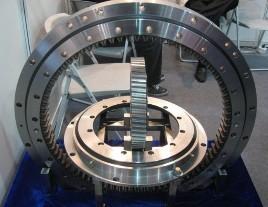China Compact Design Internal Gear Aerial Lifts slewing ring bearing ( 408 - 4726mm ) for sale