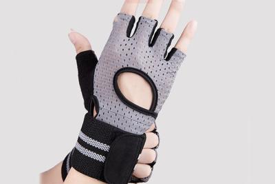 Cina Mezzo OEM Logo Workout Gym Gloves dei guanti di sollevamento pesi di forma fisica del dito in vendita
