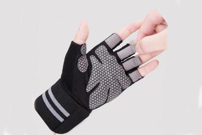 Cina Mezzo OEM Logo Workout Gym Gloves dei guanti di sollevamento pesi di forma fisica del dito in vendita