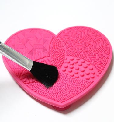 Cina Matto per trucco in silicone a forma di cuore Suction Cup Brush Cleaning Pad in vendita