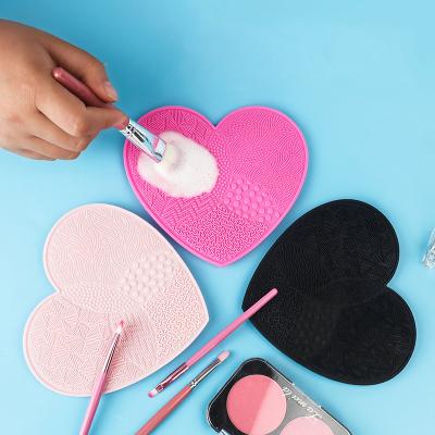 Cina Matto per trucco in silicone a forma di cuore Suction Cup Brush Cleaning Pad in vendita